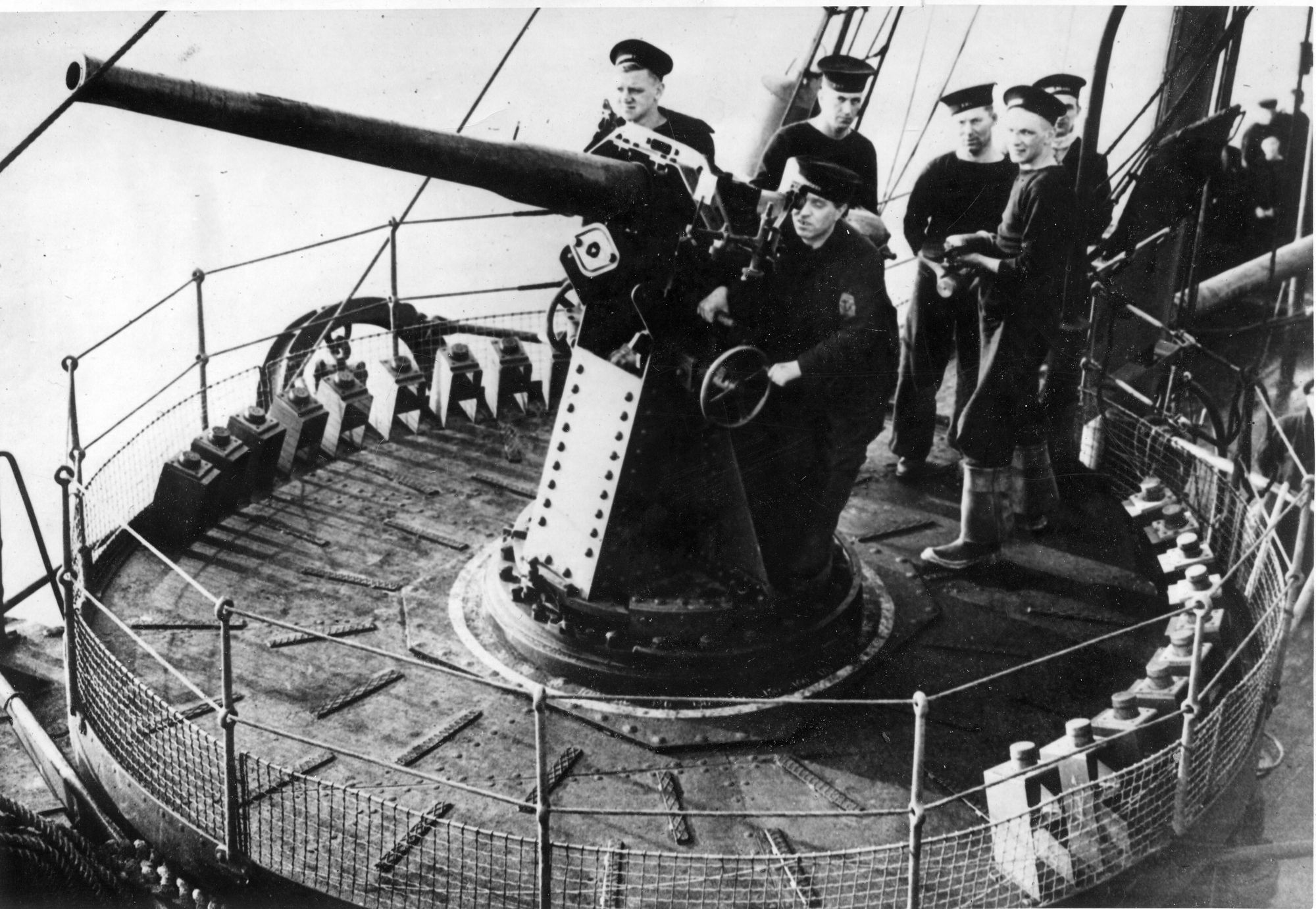 Naval Guns: manning and working