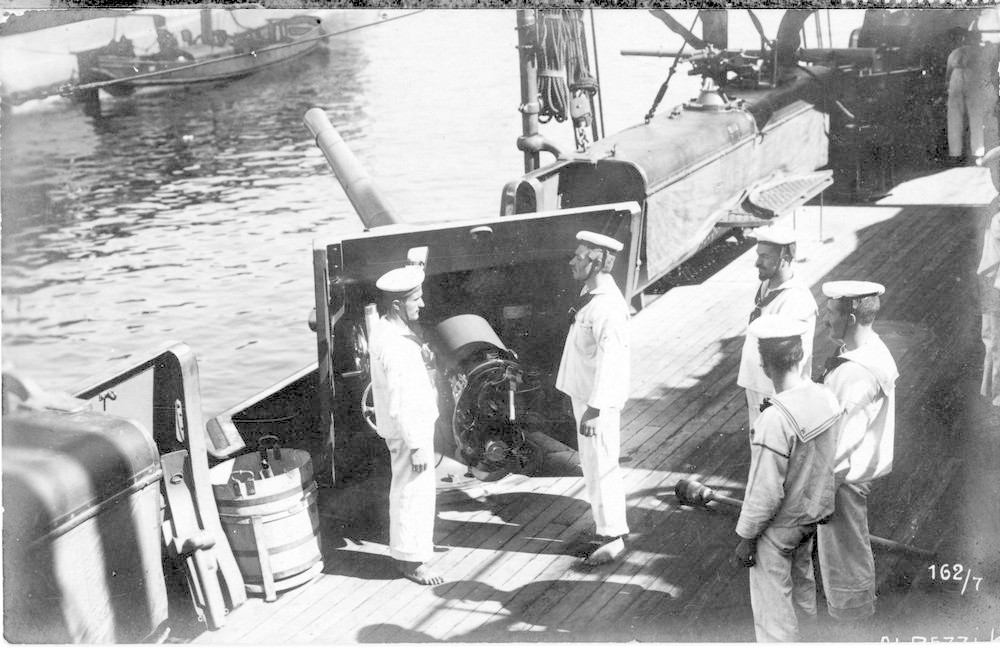 Naval Guns: manning and working