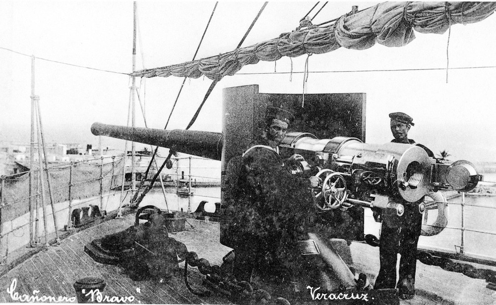 Naval Guns: manning and working