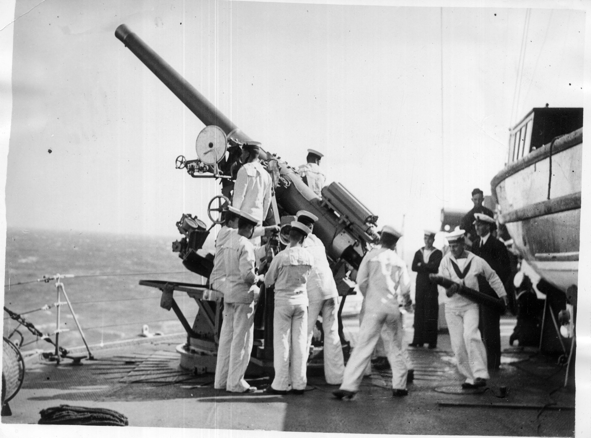 Naval Guns: manning and working