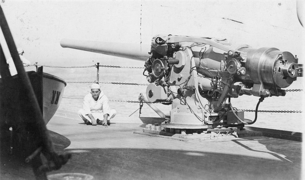 Naval Guns: manning and working